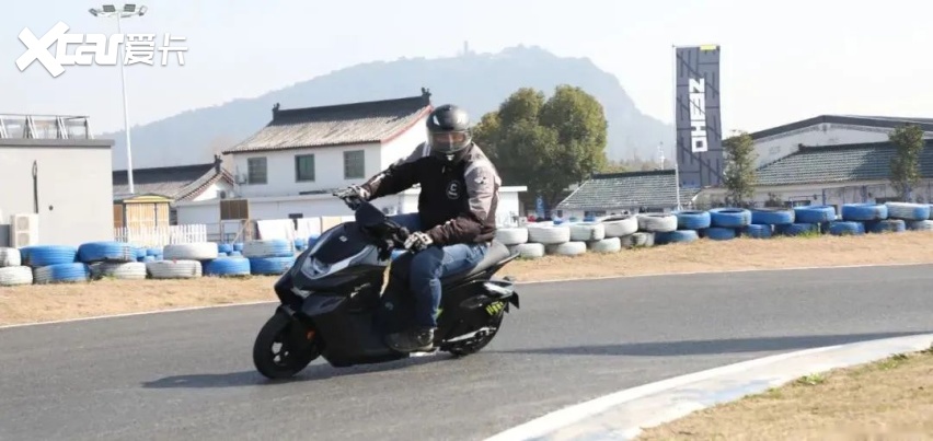 国产电摩起飞！春风极核AE8战力几何？——veecar|汽车改装|改装知识分享平台