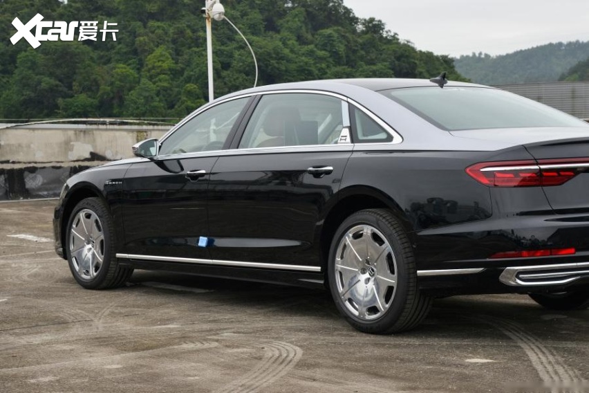 行走的“艺术品”，配4.0T V8+8AT+四驱，关上门鸦雀无声-爱卡汽车爱咖号