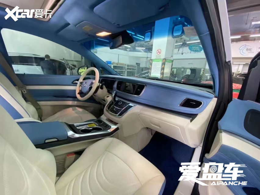 GL8胖头鱼25S的改装采用了帕加尼蓝的内饰风格之后居然火了——veecar|汽车改装|改装知识分享平台