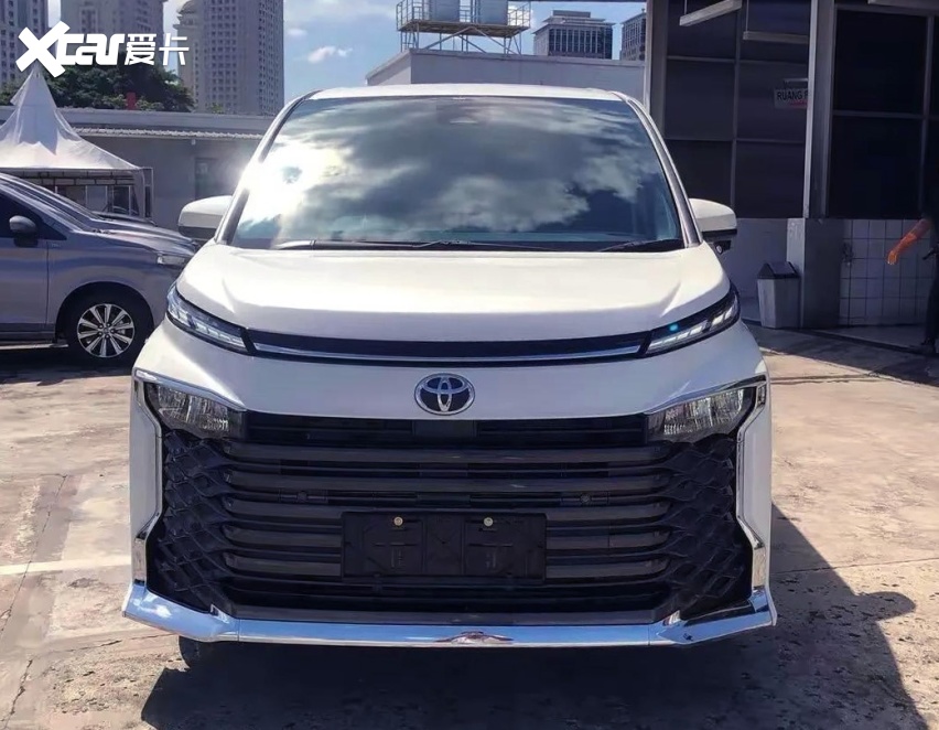 丰田改装|赛那“小弟”！丰田Voxy海外现身，电动侧滑门+7座，能国产？——veecar|汽车改装|改装知识分享平台
