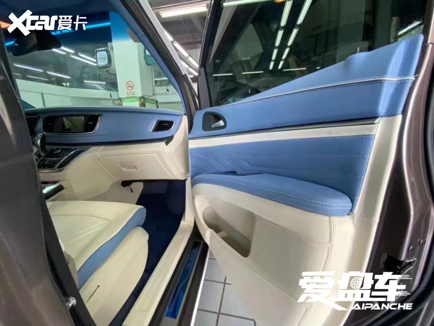 GL8胖头鱼25S的改装采用了帕加尼蓝的内饰风格之后居然火了——veecar|汽车改装|改装知识分享平台