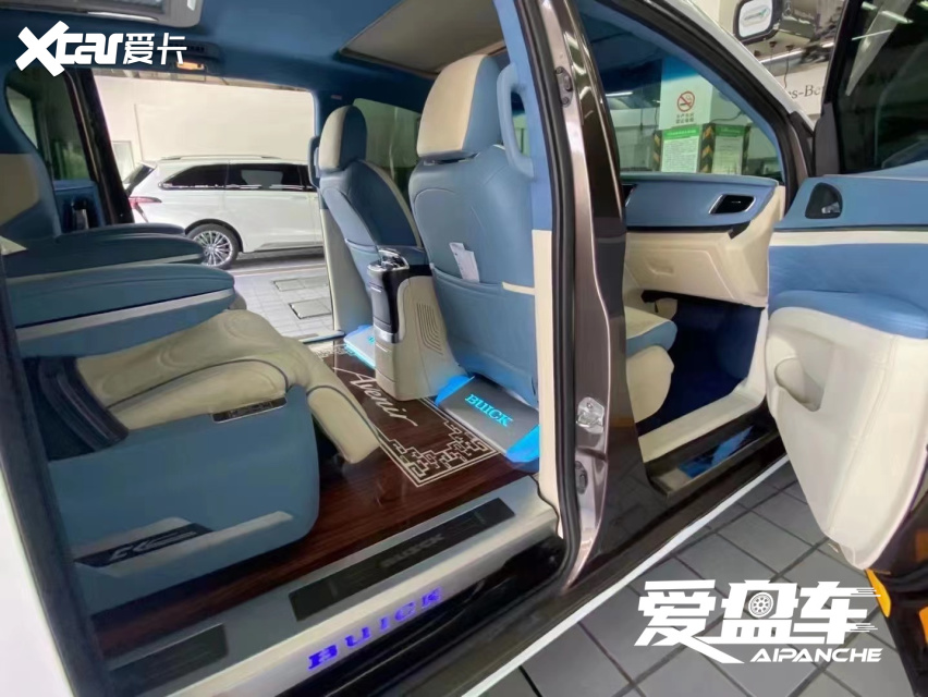 GL8胖头鱼25S的改装采用了帕加尼蓝的内饰风格之后居然火了——veecar|汽车改装|改装知识分享平台