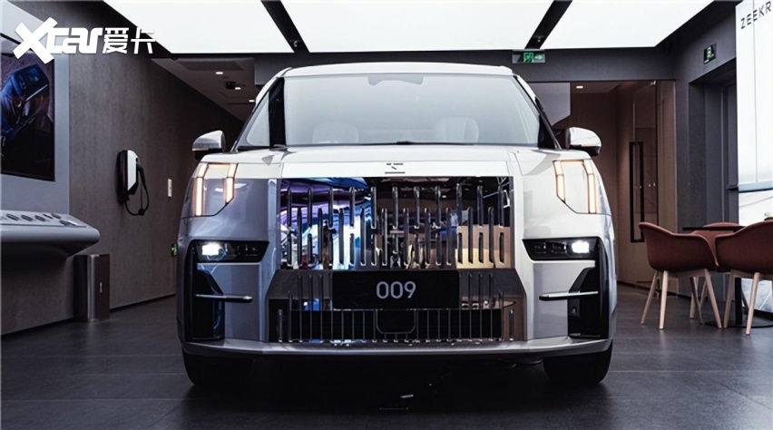 极氪009遭遇大客车追尾，车主人却没一点事儿——veecar|汽车改装|改装知识分享平台