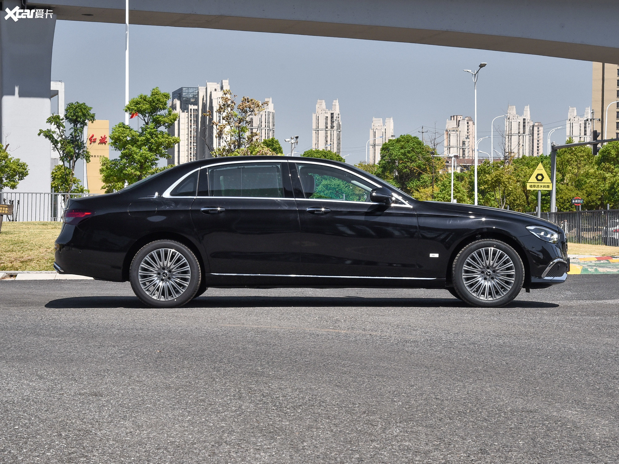 【2023款奔驰E级 E 300 L 尊贵型_整体外观 _7/1245张图片】_汽车图片大全_爱卡汽车