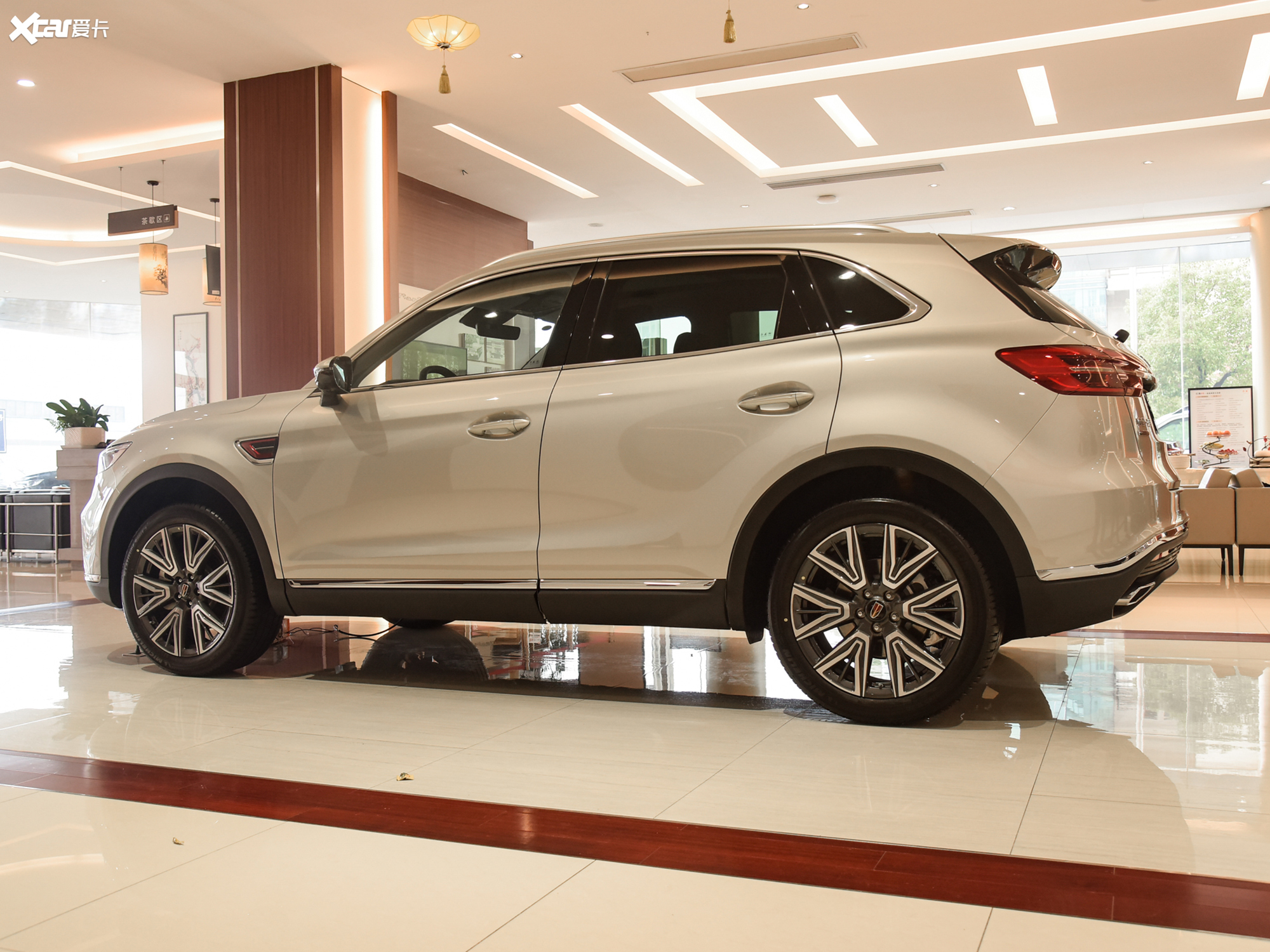 【2022款红旗HS5 改款 2.0T 智联旗享四驱版_整体外观 _8/1103张图片】_汽车图片大全_爱卡汽车