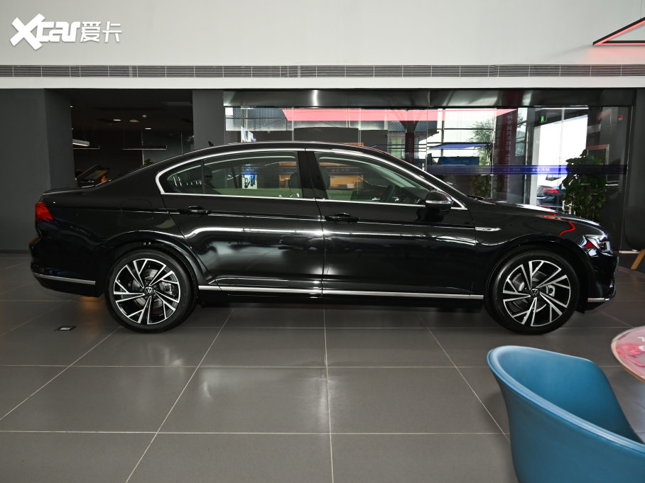 【2021款迈腾 330TSI DSG 30周年纪念版_整体外观 _6/133张图片】_汽车图片大全_爱卡汽车