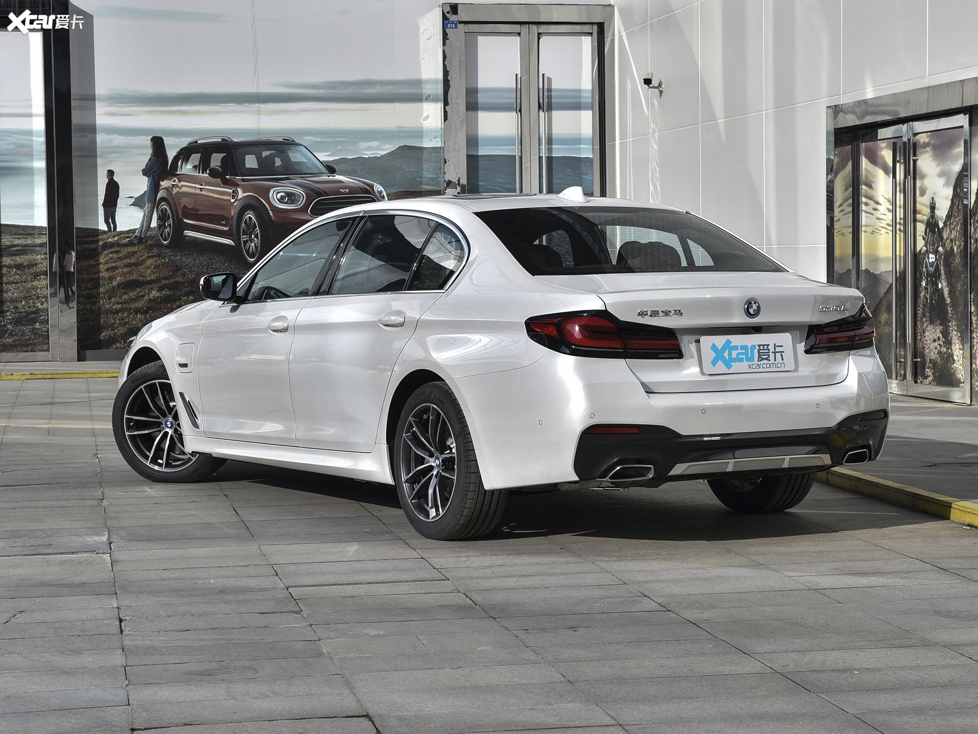 【2022款宝马5系新能源 改款 535Le 先锋版 M运动套装_整体外观 _28/947张图片】_汽车图片大全_爱卡汽车