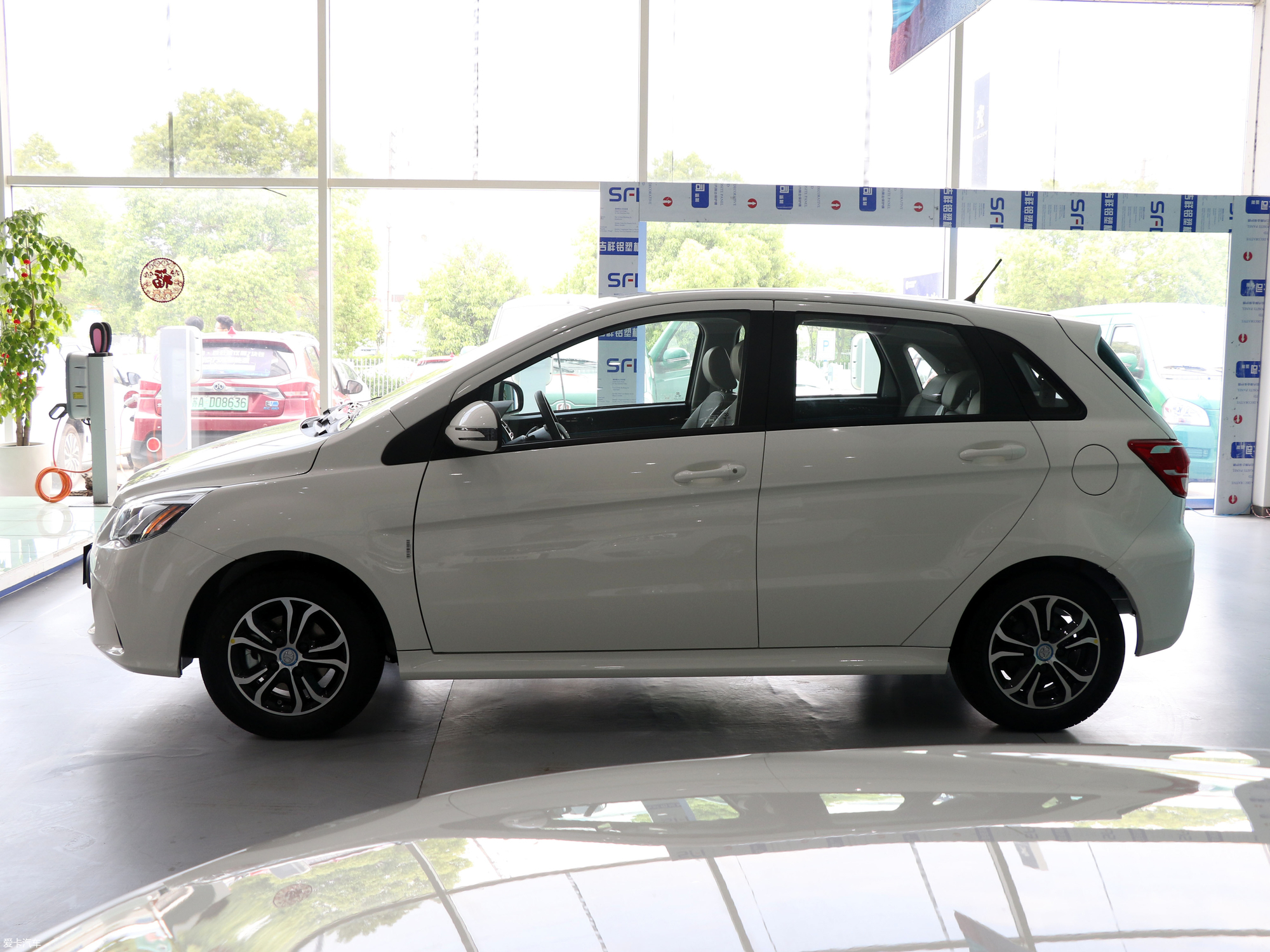 【2018款北汽EV300 轻秀版_整体外观 _3/94张图片】_汽车图片大全_爱卡汽车