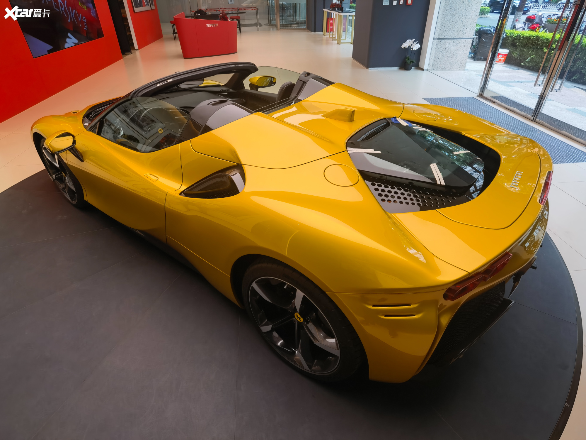 【2021款SF90 Spider 3.9T V8 Spider_整体外观 _4/95张图片】_汽车图片大全_爱卡汽车