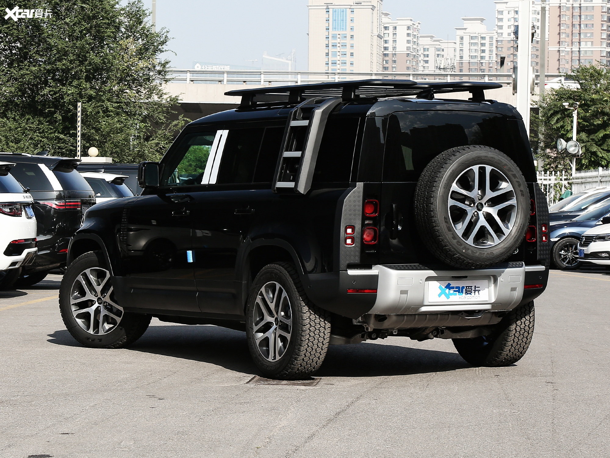 【2023款卫士 改款 110 3.0T P400 暗黑特别版_整体外观 _44/1730张图片】_汽车图片大全_爱卡汽车