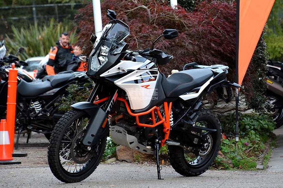 针锋相对 1090 ADV R对比F 800 GS ADV:1090 ADV R / F 800 GS ADV外观对比-爱卡汽车