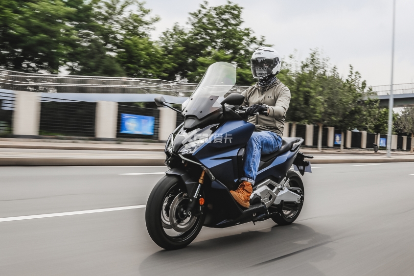 DCT才是踏板的终极方案 试驾本田NSS750:GT概念下的旗舰大羊该是什么样？-爱卡汽车